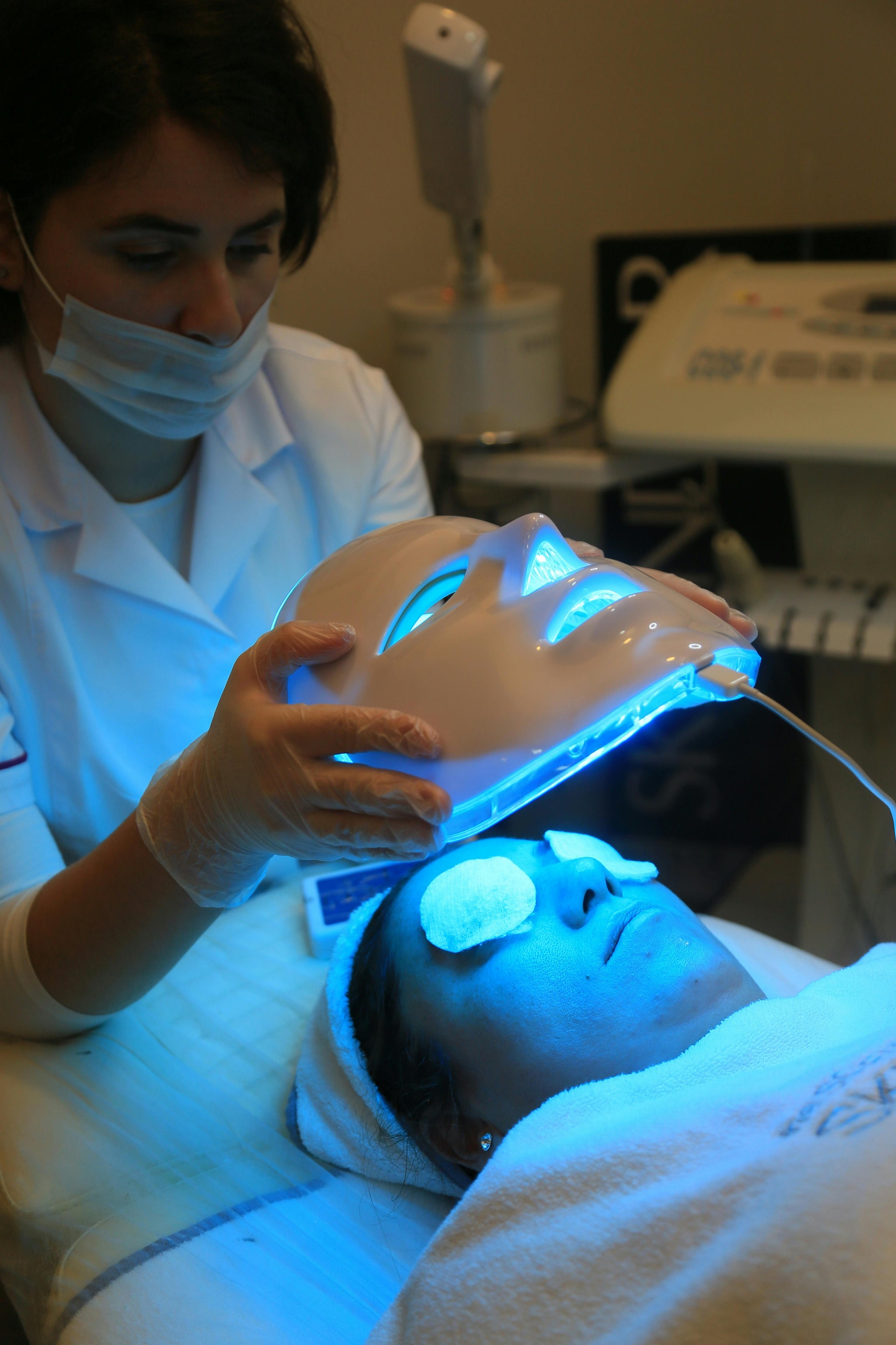What Does an LED Face Mask Do? Benefits, Science and How to Use It – It ...